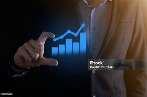 긍정적 인 이익 성장과 그래프를 들고 사업가 남자 그의 사업에서 차트 긍정적 인 지표의 성장과 계획 그래프 성장더 많은 수익성과 성장 개념에 대한 스톡 사진 및 기타 이미지
