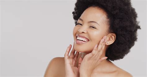 화장품 얼굴 마사지 및 스튜디오 메이크업 고급 얼굴 스킨 케어 및 뷰티 글로우를 가진 아프리카 흑인 여성 피부과 초상화 스파