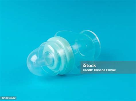 아기 컵 젖꼭지가 있는 파란색 젖병 어린 아이들 장비 플라스틱 어린이 시피 마시는 컵 0명에 대한 스톡 사진 및 기타 이미지 0명 가정 주방 가정의 방 Istock