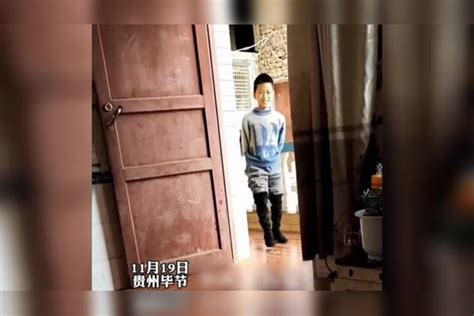 熊孩子在家偷穿妈妈的高跟鞋，被发现后撒腿就跑