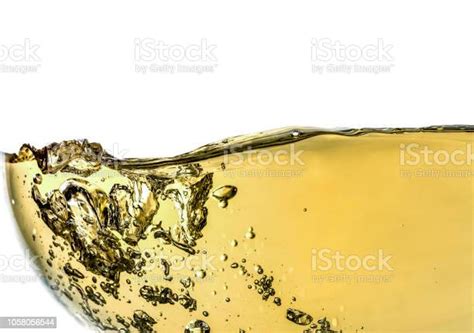 흰색 배경 위에 절연 거품 근접 매크로 텍스처와 유리 스플래시 화이트 와인 아름 다운 소 다와 화이트 와인의 물결입니다 따르기에