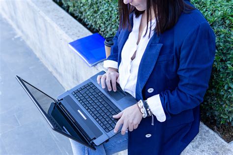 사무실 건물 밖에 앉아 노트북 컴퓨터를 사용하여 인식 할 수없는 아름다운 백인 사업가 40 44세에 대한 스톡 사진 및 기타 이미지 40 44세 갈색 머리 거리