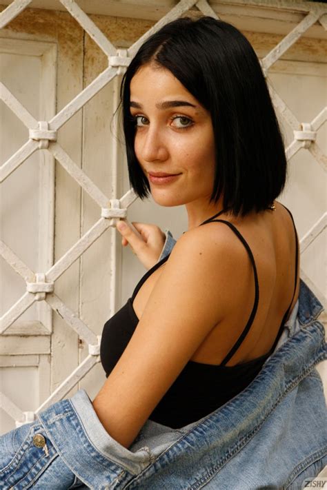 Diner Date Leads To Sexy Teasing By Adorable Brunette Queti Revello Photos