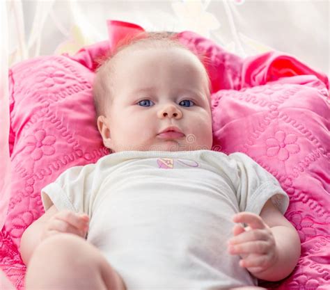 Маленькая девочка с голубыми глазами закрывает вверх Стоковое Изображение изображение