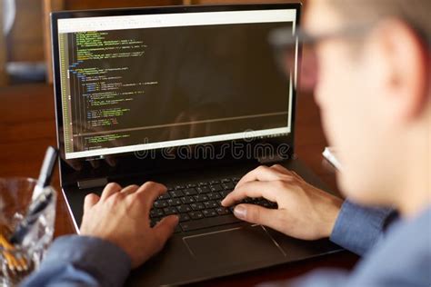 Programmatore Sviluppatore Con Laptop Codice Programma E Dati Script Sullo Schermo Giovane