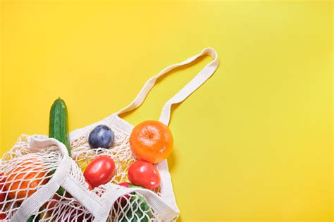 에코 백에 식료품 과일과 채소 친환경 플랫 레이가 있는 에코 천연 가방 지속 가능한 라이프 스타일 개념 제로 폐기물 음식 쇼핑 플라스틱 무료 항목 재사용 감소 재활용 거부