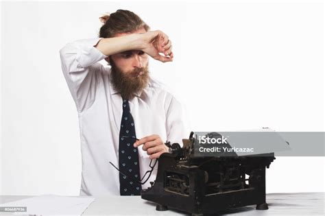 생각 하 고 빈티지 타자기와 함께 쓰기에 사업가 잘생긴 젊은 소식통 오래 된 패션 스타일입니다 고풍스런에 대한 스톡 사진 및 기타 이미지 Istock