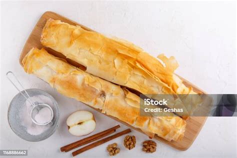 흰색 테이블에 애플 슈트루델 사과 호두 계피를 곁들인 홈메이드 파이 맨 위 보기 공간을 복사합니다 가루 설탕에 대한 스톡 사진 및 기타 이미지 Istock