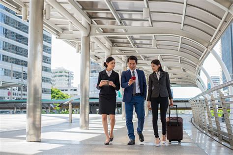 사업가 사업가 이야기 그리고 공공 거리 비즈니스 여행에 모바일 태블릿 및 수하물 도보 걷기에 대한 스톡 사진 및 기타 이미지 걷기 기업 비즈니스 기업 재무와 산업