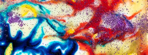 흰색 배경에 잉크 페인트 줄무늬 매우 아름다운 현대 미술 반짝반짝 빛나는 추상적인 작품 잉크 색상은 밝고 발광적이며 반투명하며