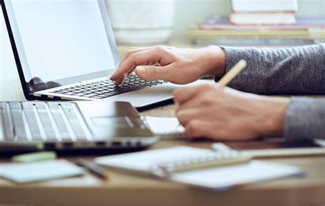 남성 손의 근접 촬영은 집에서 노트북에 쓰고 있습니다 원격 학습 또는 작업 가정 생활에 대한 스톡 사진 및 기타 이미지 가정 생활 검색 교육 Istock