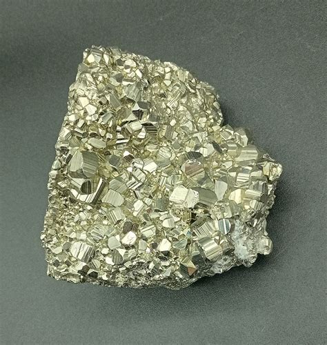 Ejemplar De Pirita Con Cristales Con Una Medida De 118x115x75 Mm