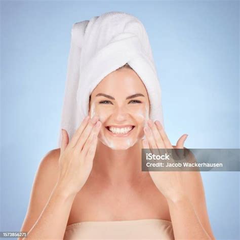 샤워 여자 스튜디오에서 세안 비누의 초상화 파란색 배경과 화장품 청소 행복한 여성 모델 얼굴 스킨케어 및 건강한 미용 피부과 또는 보습 미용을 위한 거품 25 29세에 대한