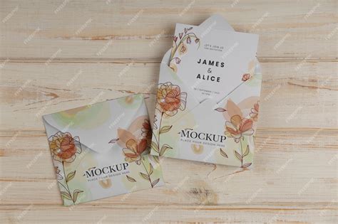 꽃과 잎 디자인이 있는 정사각형 봉투 모형 프리미엄 Psd 파일