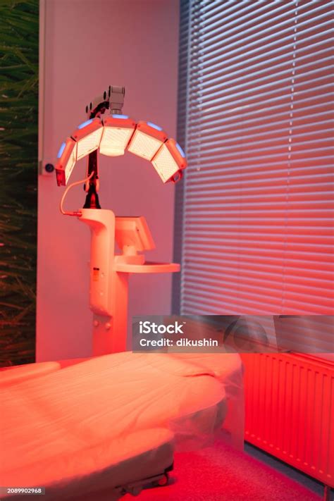 여드름 치료 및 콜라겐 생성을 위한 적색광 파장의 광선 요법 장치 특수 장비 Led 라이트 테라피를 갖춘 현대적인 미적 공간의 인테리어 광선요법에 대한 스톡 사진 및 기타