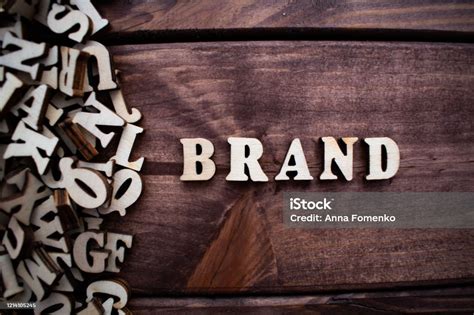 Brand라는 단어는 나무 배경에 나무 글자로 가득 합니다 비즈니스 마케팅 광고 개념 0명에 대한 스톡 사진 및 기타 이미지 Istock