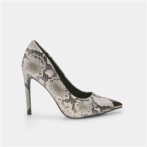 Bata Negozio Di Scarpe E Accessori Per Tutta La Famiglia