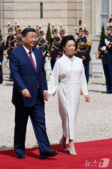 [사진] 엘리제 궁 도착하는 시진핑 주석과 펑리위안 여사 뉴스1