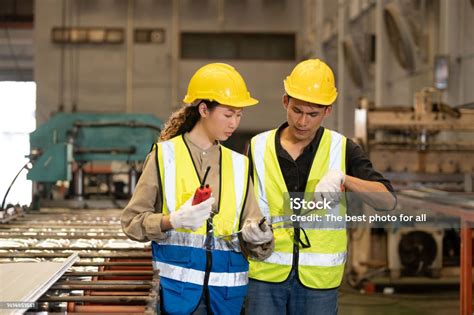 공장에 있는 통제 기계를 일하는 팀 아시아 엔지니어 그룹 사람들 아시아 노동자는 산업의 제조를 가진 기계를 통제합니다 교육 강좌에 대한 스톡 사진 및 기타 이미지 Istock
