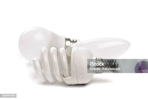 Led 전구 의 세트 백색 배경에 고립 된 새로운 기술 에너지 절약 전기 램프는 환경에 좋다 Nn 0명에 대한 스톡 사진 및 기타 이미지 Istock