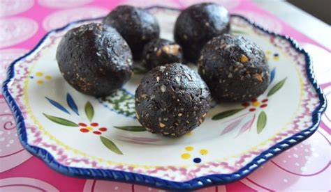 Сурови шоколадови топчета с ядки и фурми Recipe Food Blueberry Fruit