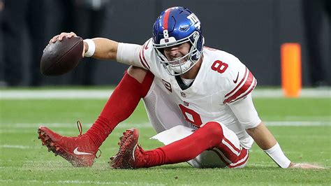 Giants Daniel Jones Suffers Torn Acl Season Likely Over For Star Qb