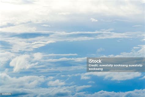 입력된 텍스트 메시지에 대 한 일부 공간을 가진 아름 다운 푸른 하늘 배경 템플릿 0명에 대한 스톡 사진 및 기타 이미지 0명 검은색 경관 Istock