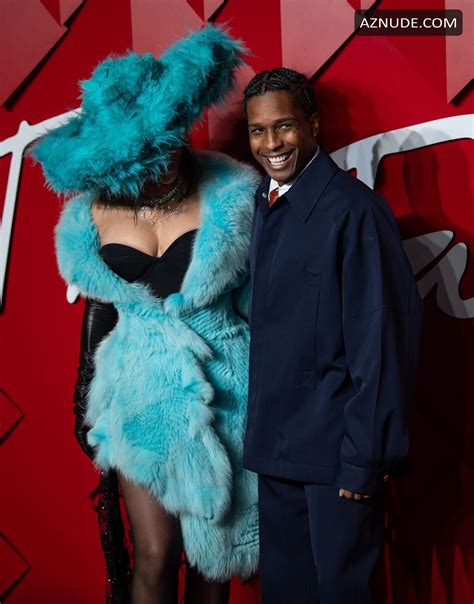 Rihanna Sexy Shows Off Her Stunning Cleavage At Fashion Awards