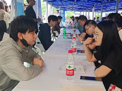 闻传学子踊跃参加2024届毕业生实习见习招聘会暨2023届毕业生就业招聘会