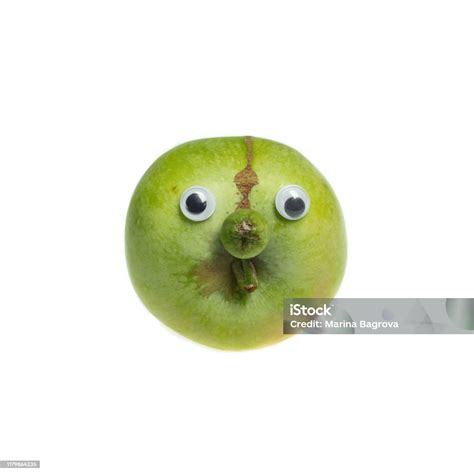 트렌디 한 못생긴 음식 개념입니다 흰색 배경에 고립 된 눈을 가진 녹색 재미있는 사과 이상한 모양의 과일 음식물 쓰레기 의 문제 개념에 대한 스톡 사진 및 기타 이미지