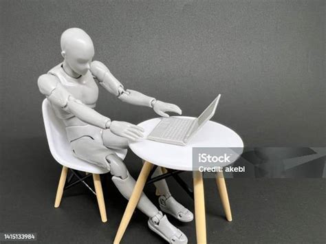 나무 인형과 타자기가 방에서 하얀 의자에서 일합니다 작업 원격 작업 개념 0명에 대한 스톡 사진 및 기타 이미지 0명 가정의 방 개념 Istock