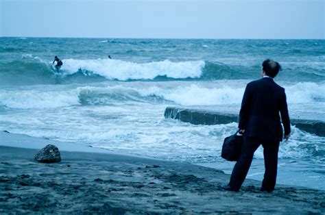 フリー画像 人物写真 一般ポートレイト ビジネスマン 後ろ姿 サーフィン サーファー ビーチ 海辺 日本人 フリー素材 画像素材なら！無料