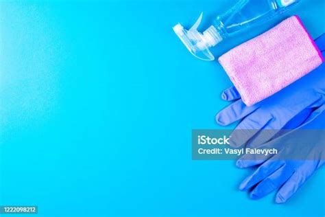 파란색 장갑 분홍색 헝겊 및 세제는 파란색 배경에 서 있습니다 부엌 욕실 및 기타 객실의 다양한 표면용 세제 명확한 공간이 있는 최고 보기 가사 집안일에 대한 스톡 사진 및