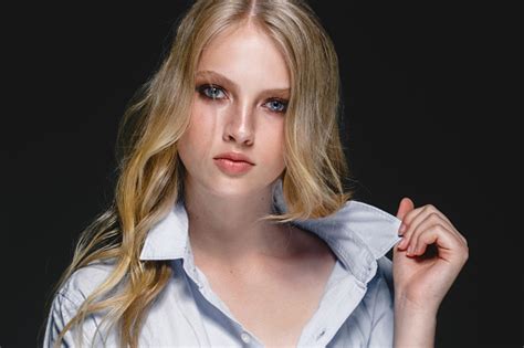 아름 다운 금발 여자 아름다움 모델 소녀 완벽 한 메이크업과 헤어스타일 검은 배경 위에 갈색에 대한 스톡 사진 및 기타 이미지 갈색 갈색 머리 건강한 생활방식