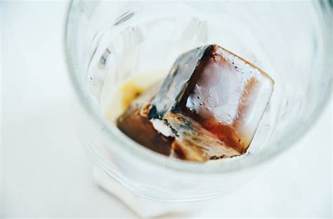 시원한 커피 음료 흰색 배경 소프트 포커스 준비 하 유리에 커피로 만든 얼음 조각 0명에 대한 스톡 사진 및 기타 이미지 0