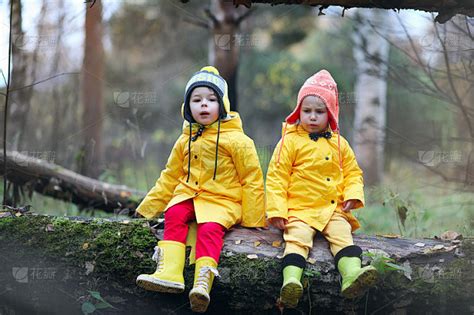 孩子们在秋天的公园里散步