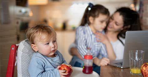 어머니와 여동생이 있는 작은 유아 소녀의 초상화 유아용 의자에 앉아 있다 사진 Unsplash의 먼 이미지