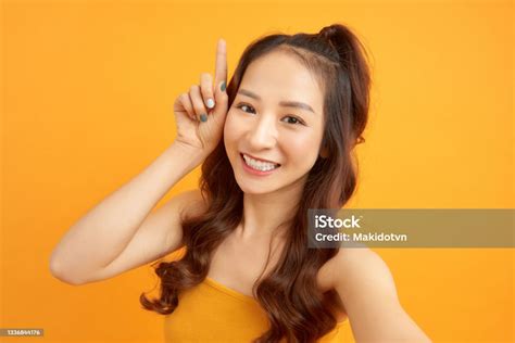 고함을 지르는 배경에 고립 된 스마트 폰에서 셀카 사진을 만드는 웃는 귀여운 여성의 초상화 25 29세에 대한 스톡 사진 및 기타 이미지 25 29세 귀여운 긍정적인