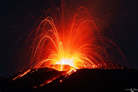 Etna Attività Effusiva E Colata Nella Notte Foto E Video