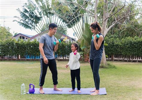 Madre Joven Asiática Padre E Hija Haciendo Ejercicio Junto Con Pesas