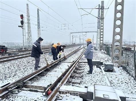 사진 中 안후이성 철길 눈 제거 작업 한창 이슈메이커