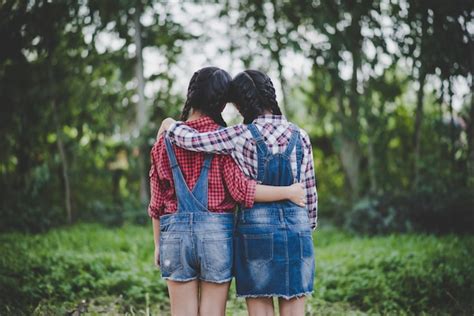 Twee Meisjes De Hand Bij Elkaar Te Houden Gratis Foto