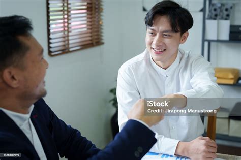 성공적인 투자 협상 후 웃는 얼굴로 축하하는 두 명의 젊은 아시아 기업가의 초상화 2명에 대한 스톡 사진 및 기타 이미지 2명 개념 계산기 Istock