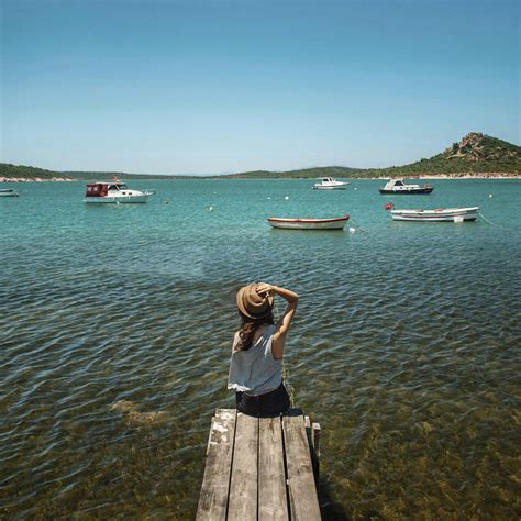 1인칭 시점 갈색 핸드백 개인 스타일 거리 걷고 있는 검은 구두 도시 환경 라이프스타일 미니멀리스트 스타일 보도 서 있는 수직 쐈어 술을 마시다