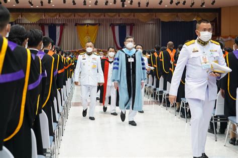 ข่าวรัฐมนตรี เอนก ในหลวง โปรดเกล้าฯ เป็นผู้แทนพระองค์ พระราชทานปริญญาบัตรแก่บัณฑิตผู้สำเร็จ