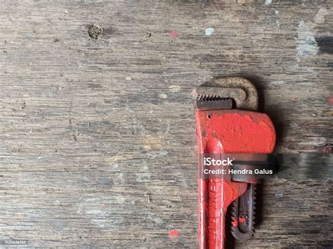 나무 질감 배경에 녹슨 오래된 파이프 렌치 복사 공간 개념 사진 0명에 대한 스톡 사진 및 기타 이미지 0명 강철 개체 그룹 Istock