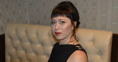 У своїй кімнаті я виявила дівчинку підліткового віку яка заявила що це і її будинок Я чекала