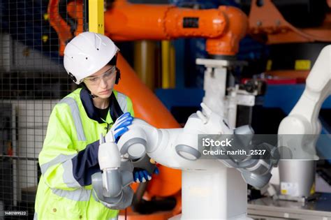 젊은 엔지니어 여성 검사 및 유지 보수 기계 로봇 무기 기술 지능 및 혁신 공장 산업 사람 또는 기술자는 로봇 검사관 및 산업 개념을 검사합니다 Stem 주제에 대한 스톡