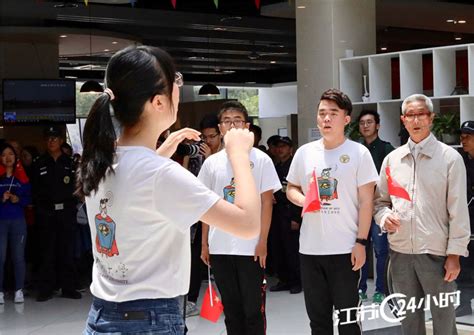 交汇点大学生快闪歌唱祖国