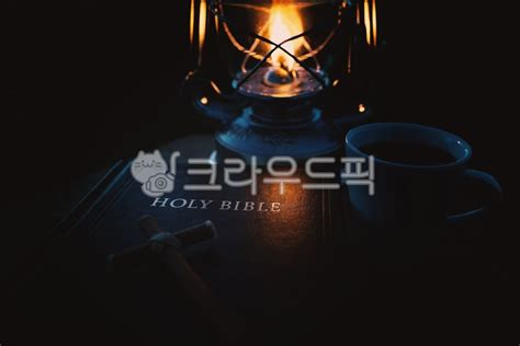 램프 성경책 십자가 예수님 어두운 사진 이미지 일러스트 캘리그라피 Artin작가